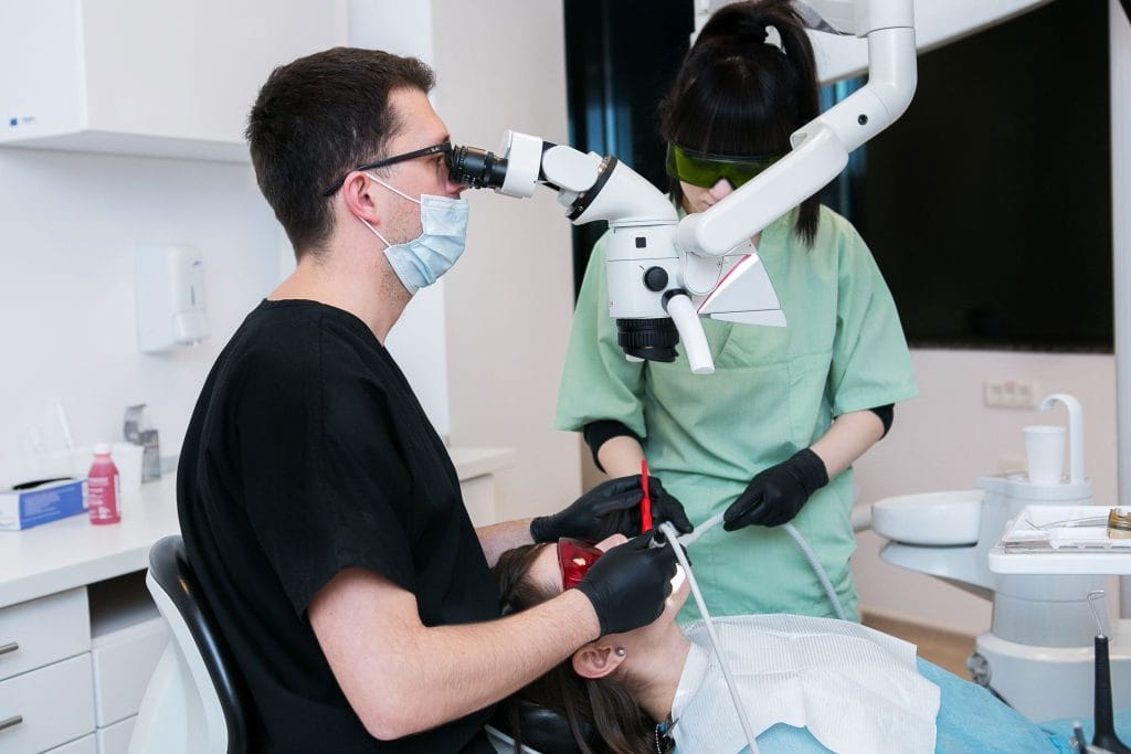 Importanta microscopului in stomatologia moderna | Toldimed